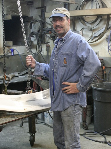 Kevin Robb creates contemporary metal sculptures in stainless steel